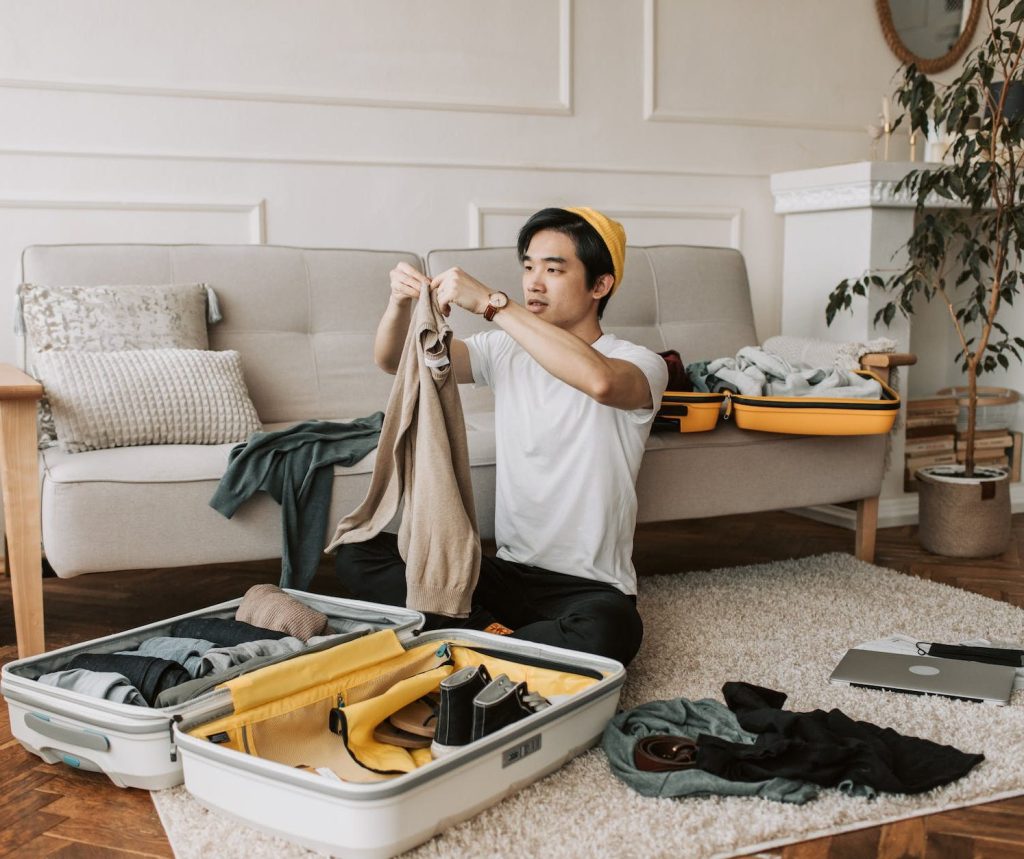 Travel Clothes Guide for Men: 5 Outfits to Keep You Stylish on a Trip ...