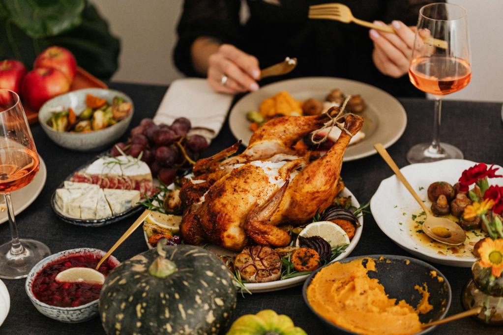 Creating Cozy Winter Holiday Gatherings in Small Apartments | WorleyGig.com